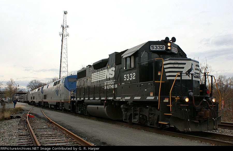 Late train #20 with NS power arrives